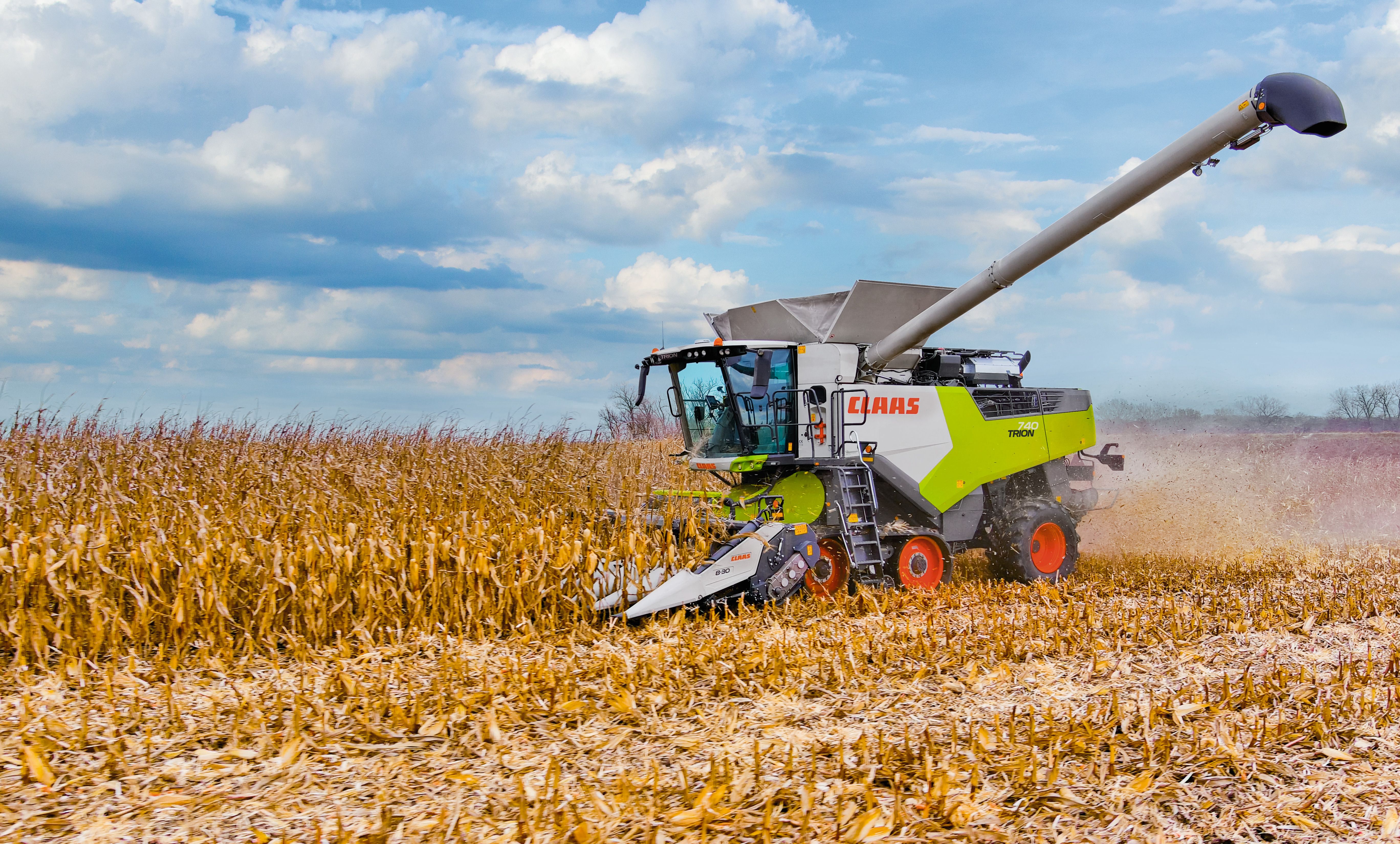 CLAAS introduces the AXION 900 TT tractor, TRION 740 combine to the ...